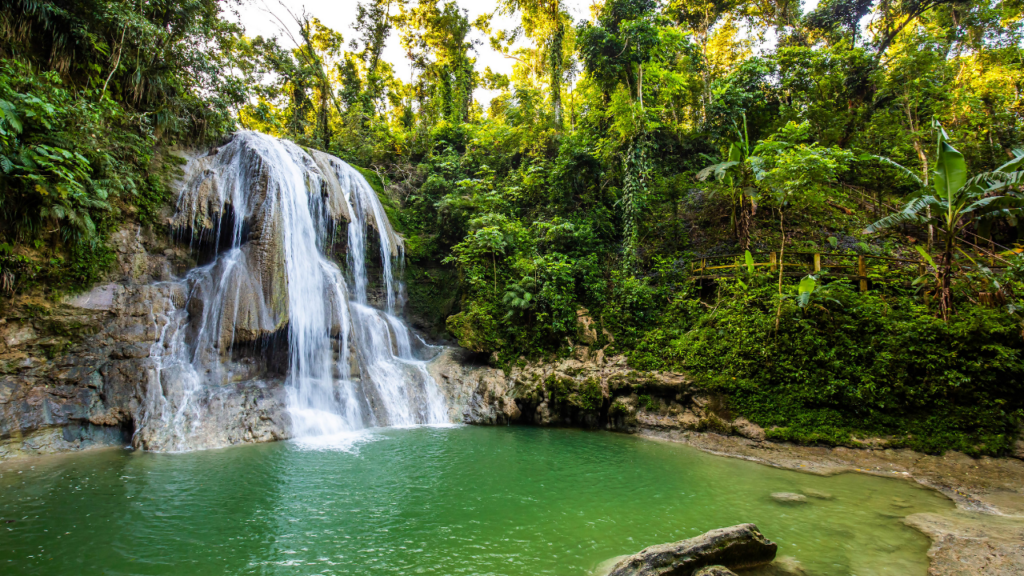 6 charcos y cascadas de fácil acceso para refrescarse en el fin de ...